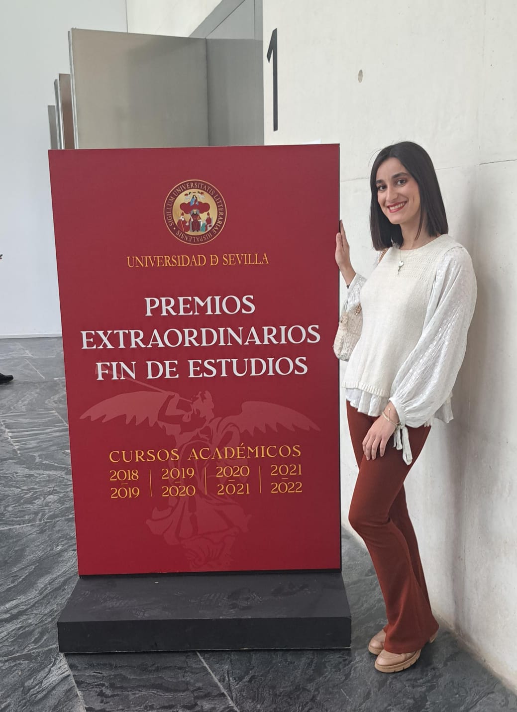 LAS PROFESORAS ANGELA LIMONES DE E.PRIMARIA Y MARÍA PRIOR DE E ...